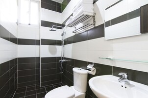 Quarto família | Banheiro | Chuveiro, produtos de toalete grátis, secador de cabelo, chinelos