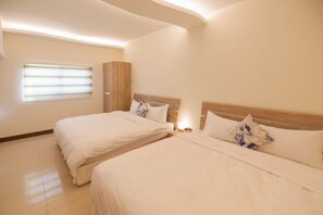 Quarto Quádruplo | Cortinas/cortinados opacos, Wi-fi grátis