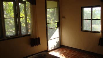 Standard Room with Garden View | Secretária, Wi-fi grátis