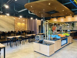 Pequeno-almoço tipo buffet diário mediante uma taxa 