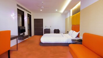 Quarto de Luxo, 1 cama king-size | Casa de banho | Um polibã, artigos de higiene pessoal grátis, toalhas fornecidas 