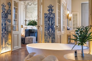 Suite Royal | Casa de banho | Um polibã, produtos de higiene exclusivos, um secador de cabelo