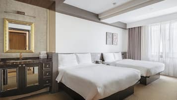 Quarto quádruplo luxo | Roupas de cama premium, escrivaninha, espaço de trabalho para notebook