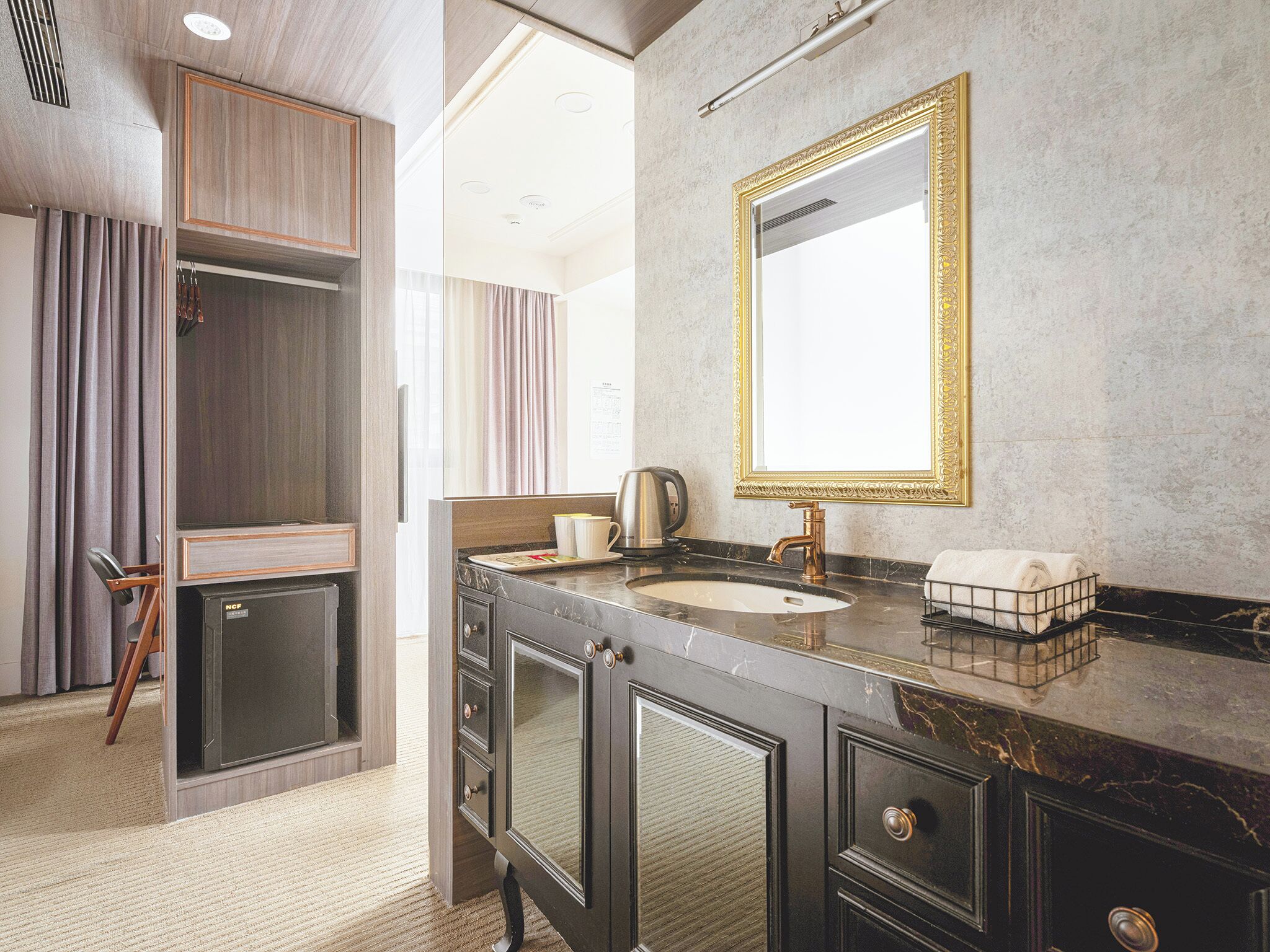 Quarto casal superior | Roupas de cama premium, escrivaninha, espaço de trabalho para notebook