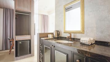 Quarto casal superior | Roupas de cama premium, escrivaninha, espaço de trabalho para notebook