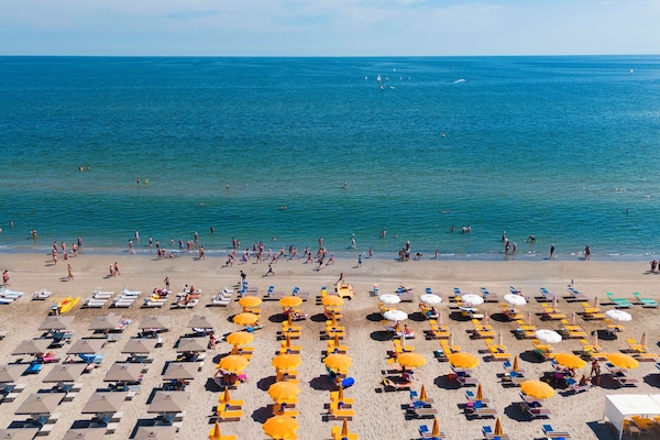 Uma praia privada nas proximidades, praia de areia branca