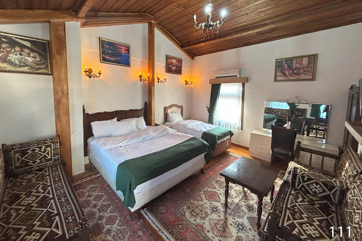 Standard Room | Casa de banho | Um polibã, artigos de higiene pessoal grátis, um secador de cabelo