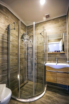 Quarto casal, 1 cama de casal, terraço | Banheiro | Chuveiro, produtos de toalete grátis, secador de cabelo, chinelos