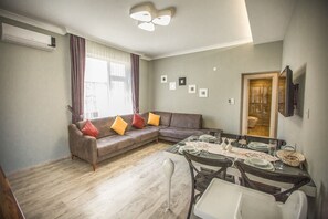 Apartamento, 3 quartos | Sala | Televisor LCD 