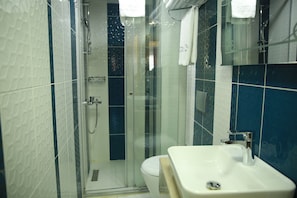Quarto Duplo ou Twin Standard | Casa de banho | Um polibã, artigos de higiene pessoal grátis, um secador de cabelo 