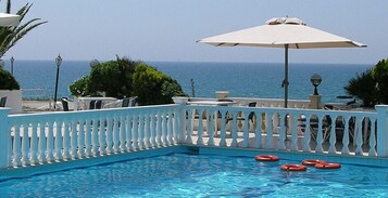 Piscina externa, guarda-sóis, espreguiçadeiras