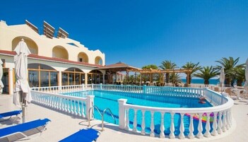 Piscina externa, guarda-sóis, espreguiçadeiras