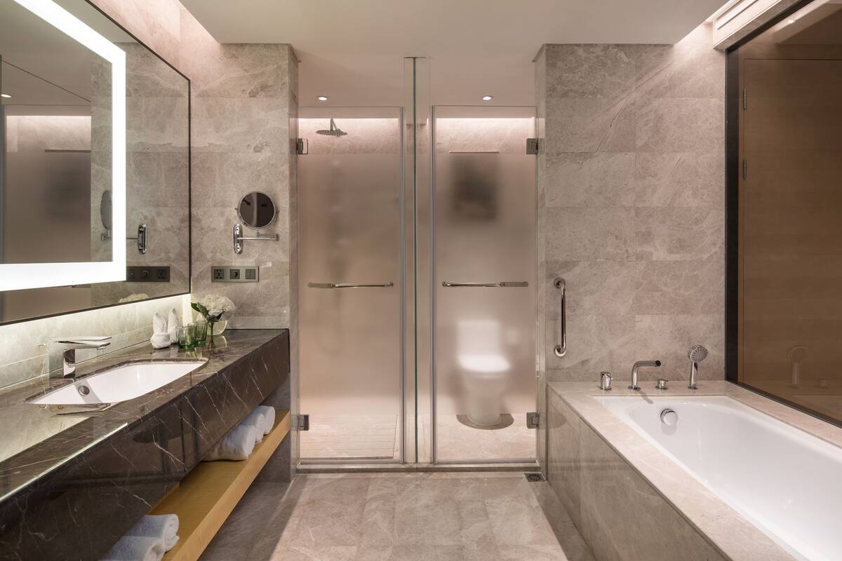 Suite, 1 quarto, vista para o lago | Casa de banho | Um polibã e uma banheira separados, artigos de higiene pessoal grátis 