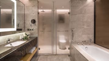 Suite, 1 quarto, vista para o lago | Casa de banho | Um polibã e uma banheira separados, artigos de higiene pessoal grátis