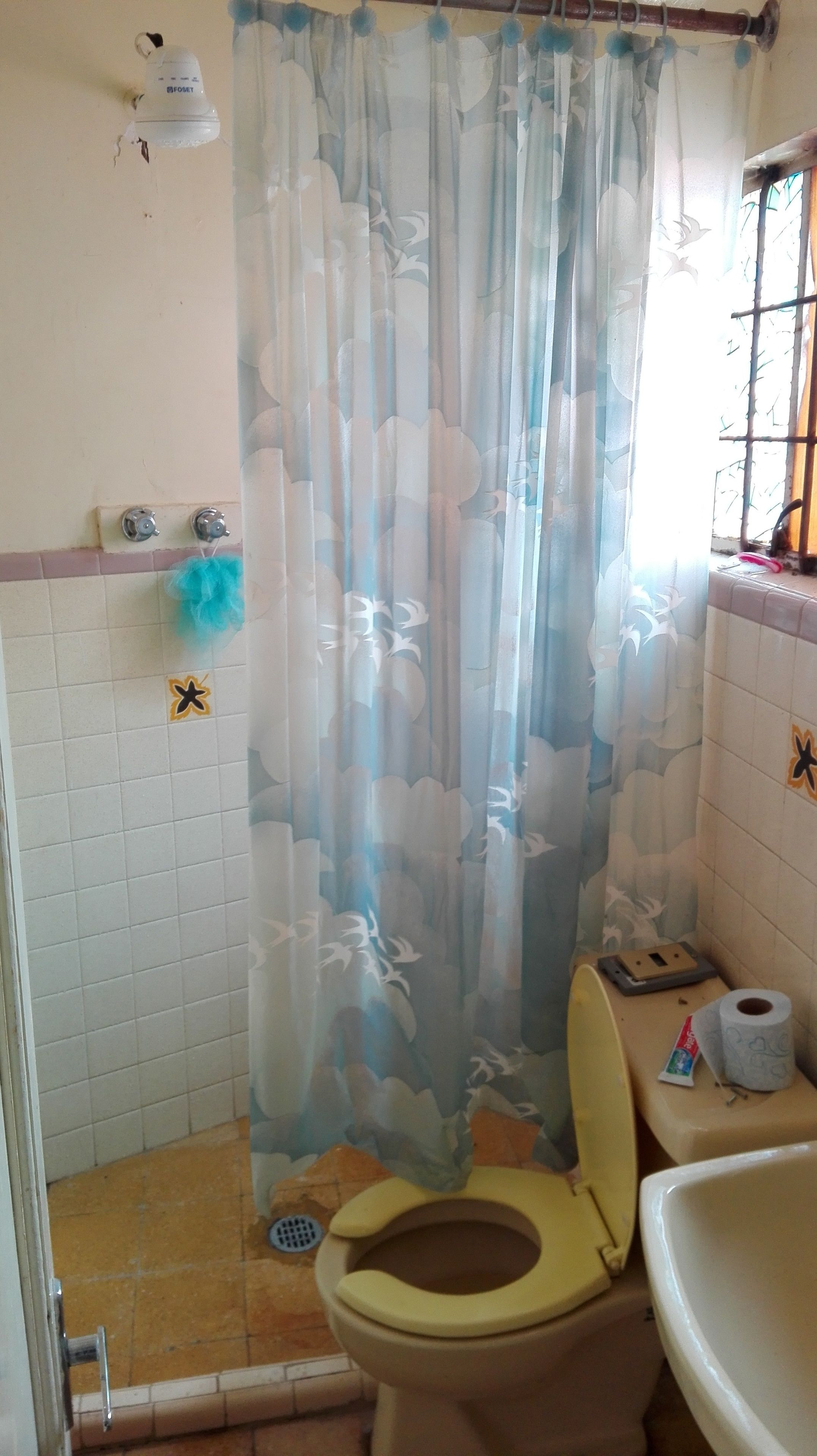 Chuveiro, toalhas de banho