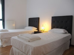 Apartamento família, 2 quartos, acesso à piscina, vista para o campo de golfe | 2 quartos, roupas de cama premium, edredons de pluma
