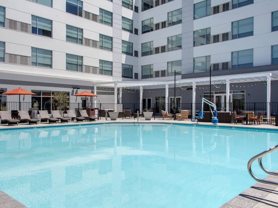 Piscina exterior, toldos gratuitos, espreguiçadeiras