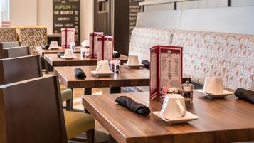 Café da manhã feito na hora todos os dias mediante uma taxa