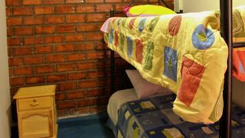 Quarto Twin Básico | Secretária adequada para computadores portáteis, Wi-fi grátis