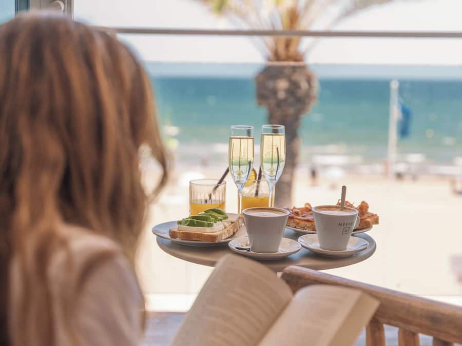 Pequeno-almoço tipo buffet diário (12 EUR por pessoa)