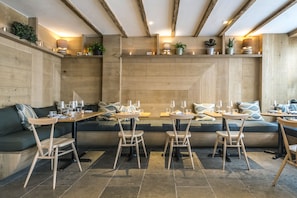 Café da manhã feito na hora todos os dias mediante uma taxa