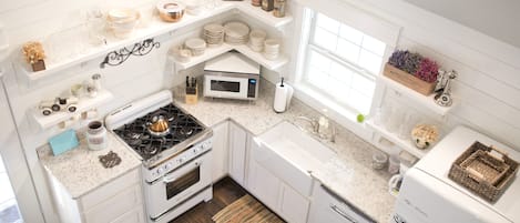 Cabine, 2 quartos, vista para a montanha | Cozinha privada | Um frigorífico/congelador grande, um micro-ondas, um forno