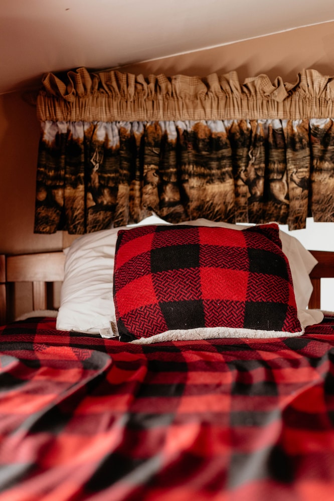 Cozy Creekside Cottage - Custer, SD