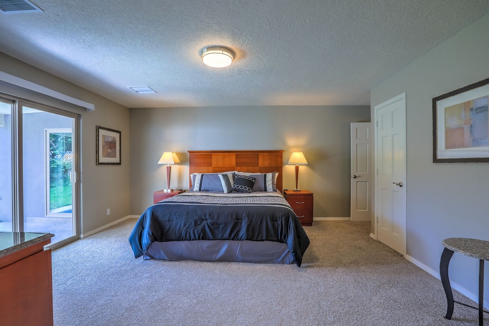 Modern Upscale With Hot Tub - Corrales, NM
