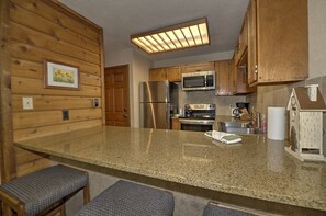 Condo, várias camas, vista para a montanha (Cimarron Chalet) | Cozinha privada | Geladeira, micro-ondas, cooktop, lava-louças