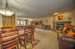 Condo, várias camas, vista para a montanha (Cimarron Chalet) | Lareira