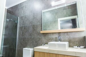Quarto casal, 1 cama Queen, suíte | Banheiro | Chuveiro, toalhas de banho