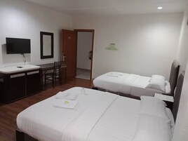 Quarto família | Escrivaninha, Wi-Fi de cortesia, roupa de cama