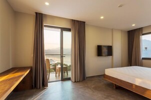 Quarto Duplo Deluxe, vista para o mar | Sala de estar | Televisor LCD 