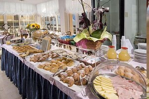 Café da manhã com buffet todos os dias mediante uma taxa