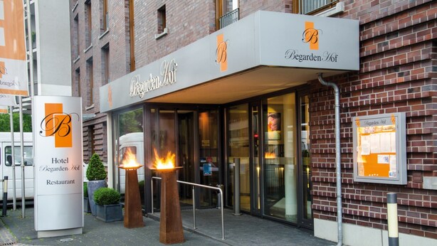 Entrada de hotel com placa indicando 
