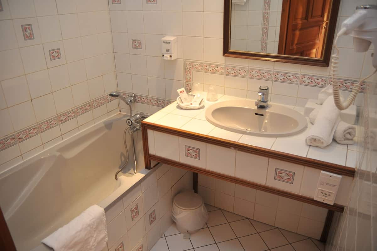 Quarto Twin | Casa de banho | Uma combinação polibã/banheira, artigos de higiene pessoal grátis