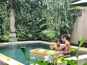 2 piscinas exteriores, guarda-sóis, espreguiçadeiras 