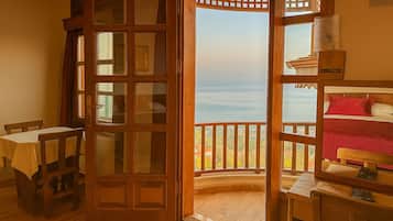 Quarto Duplo ou Twin, 1 cama de casal ou 2 camas individuais, vista para o mar | Secretária, Wi-fi grátis, roupa de cama fornecida