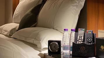 Frigobar, cofres nos quartos, escrivaninha, cortinas blackout