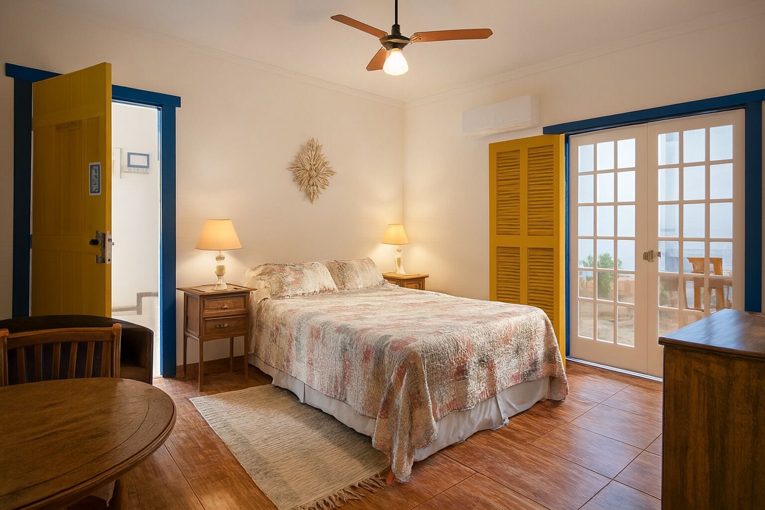 Quarto Duplo Superior, 1 cama queen-size | Cofre no quarto, com decoração personalizada, ferro/tábua de engomar 