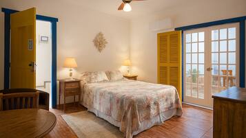 Quarto Duplo Superior, 1 cama queen-size | Cofre no quarto, com decoração personalizada, ferro/tábua de engomar