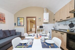 Apartamento, 1 quarto | Sala de estar | TV de ecrã plano 