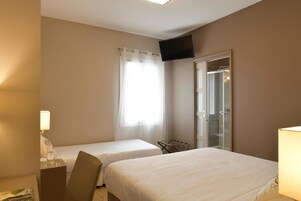 Quarto Triplo Standard, vista para o parque | Secretária, cortinas/cortinados opacos, quartos insonorizados 
