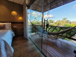 Quarto superior, vista para o jardim | Roupas de cama premium, cofres nos quartos, escrivaninha