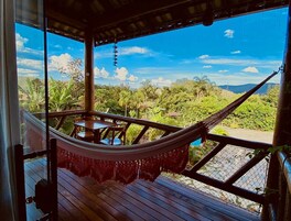 Quarto superior, vista para o jardim | Roupas de cama premium, cofres nos quartos, escrivaninha