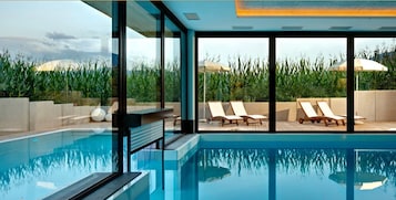 Piscina interior, piscina exterior 