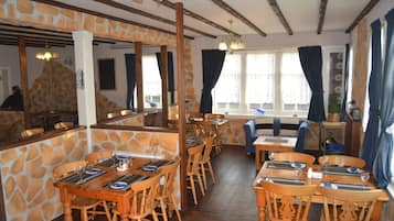 Café da manhã e jantar, culinária local
