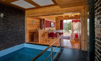 Casa de campo família, 2 quartos, piscina particular | Frigobar, cofres nos quartos, escrivaninha