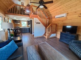 Cabana de Madeira Deluxe, 1 cama queen-size e sofá-cama, vista para o lago, junto ao lago | Sala de estar | Televisor de ecrã plano de 32 polegadas com canais digitais, televisor 