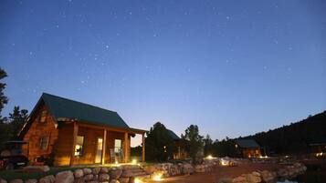 Fachada do alojamento (tarde/noite)